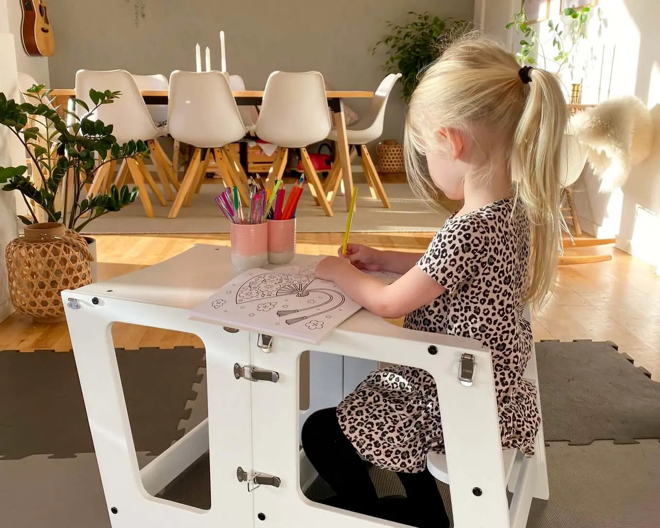 Læringstårn til børn: en sikker løsning til køkkenet – Hemmingsen Kids